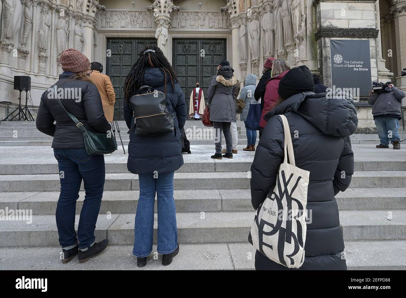 Klerus halten eine Outdoor-Messe für Aschermittwoch auf den Stufen der ...