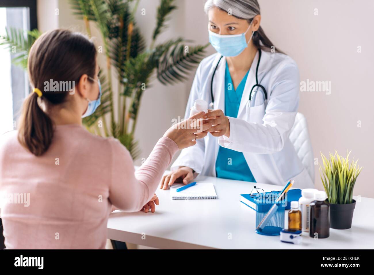 Arzt verschreibt -Fotos und -Bildmaterial in hoher Auflösung – Alamy