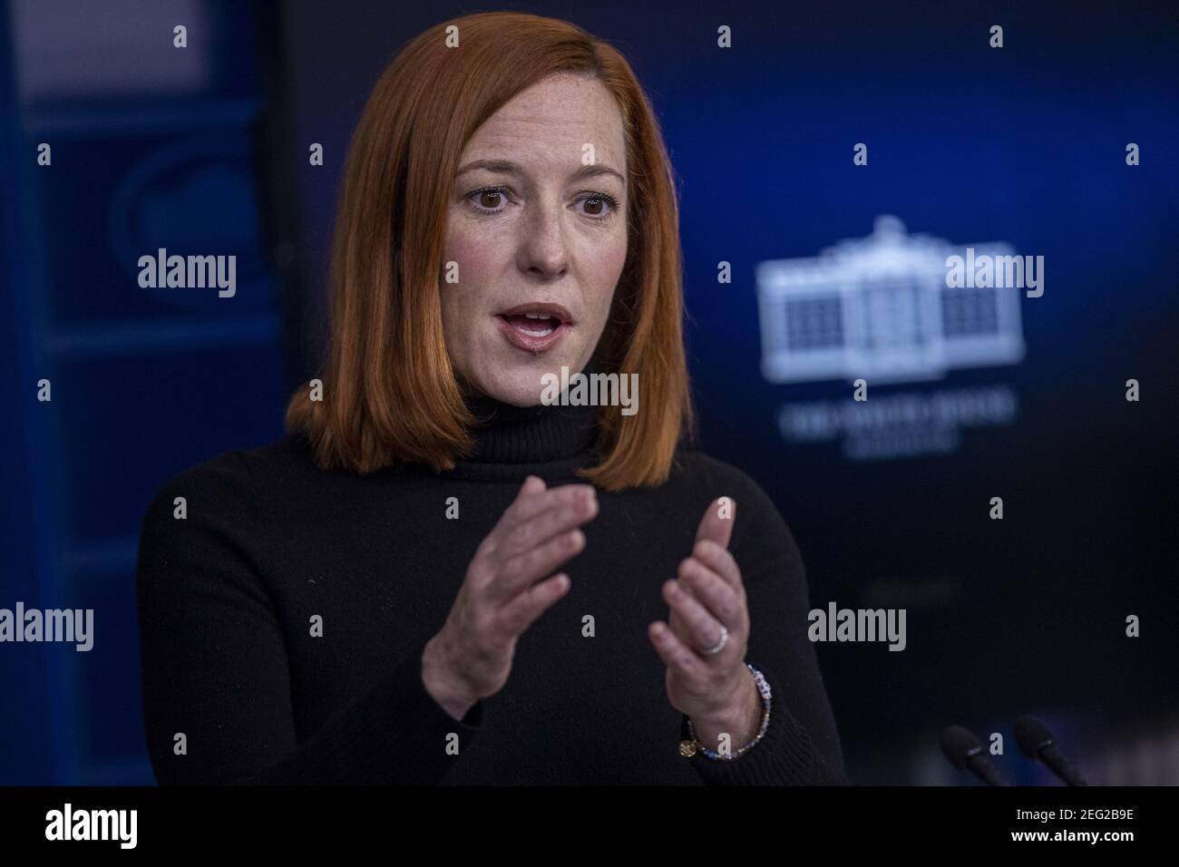 Jen Psaki, Pressesprecherin des Weißen Hauses, beantwortet eine Frage der neuen Medien während ...