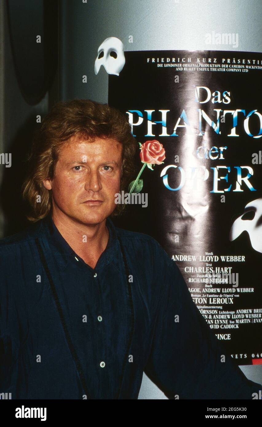 Peter Hofmann, deutscher Tenor, vor dem Plakat zum Musical 'das Phantom ...