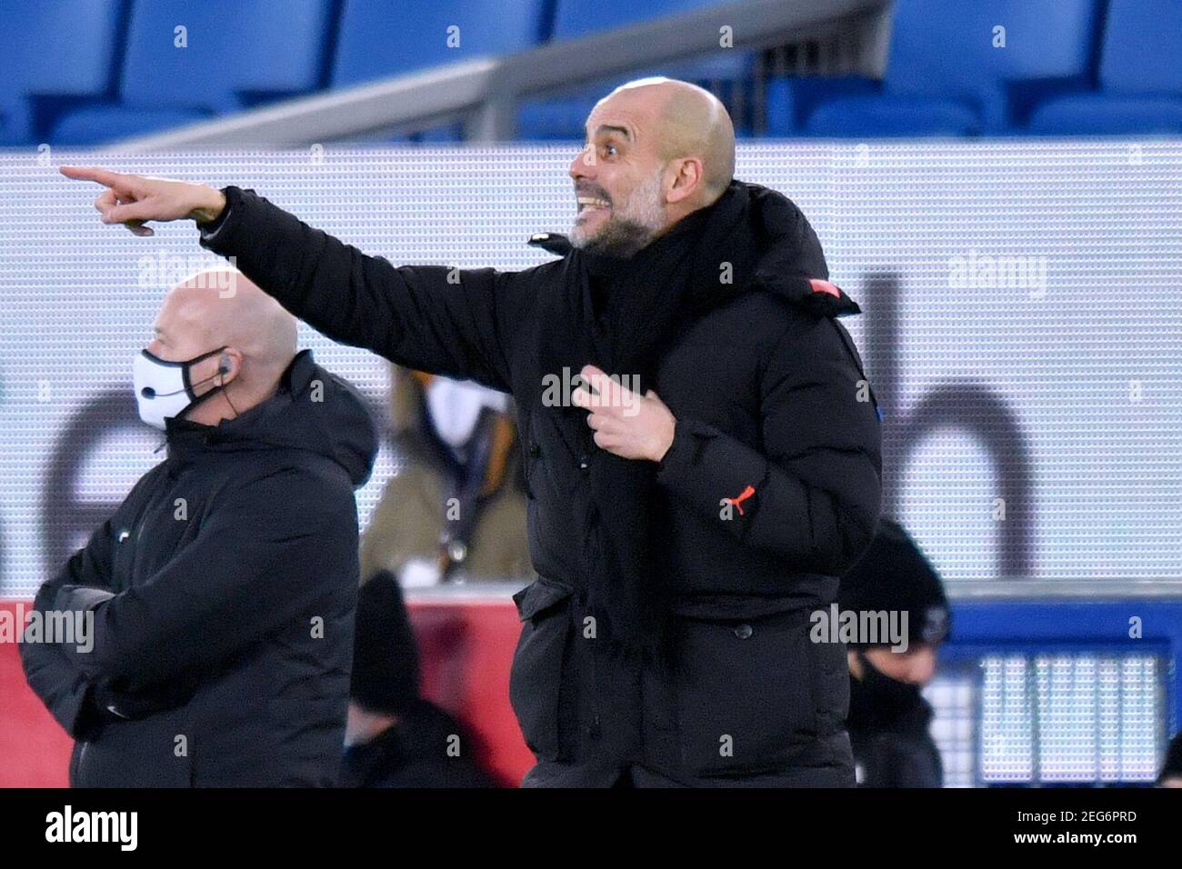 Manchester city manager pep guardiola reagiert -Fotos und -Bildmaterial ...