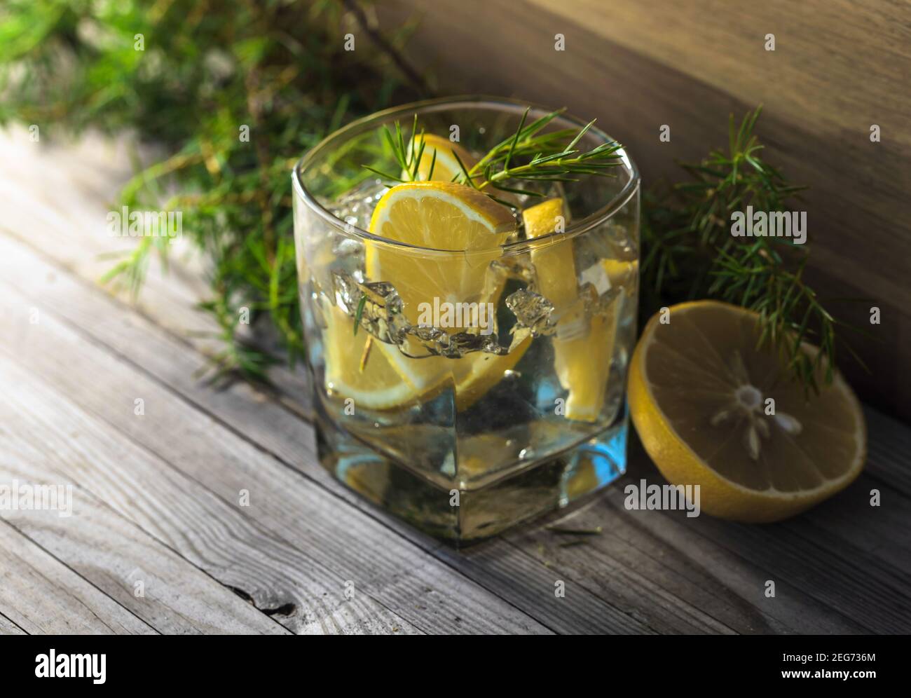 Cocktail mit blauem Gin, Tonic und Zitrone. Alkoholisches Getränk mit ...