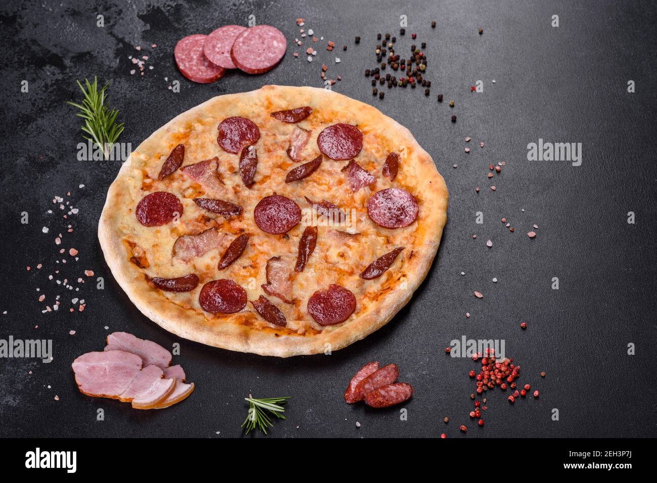 Frische leckere Pizza aus dem Ofen mit vier Sorten Fleisch und Wurst ...