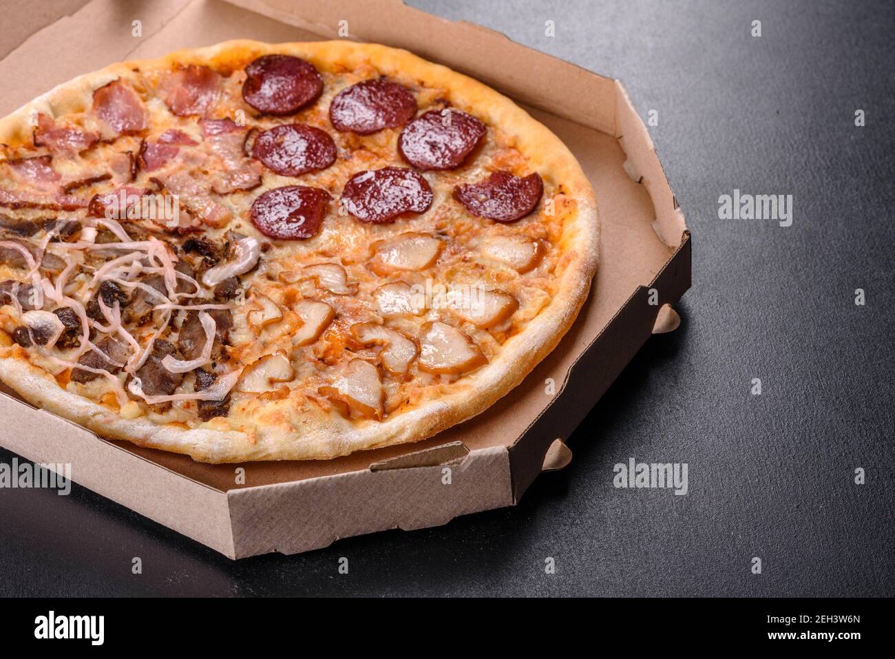 Frische leckere Pizza aus dem Ofen mit vier Sorten Fleisch und Wurst ...