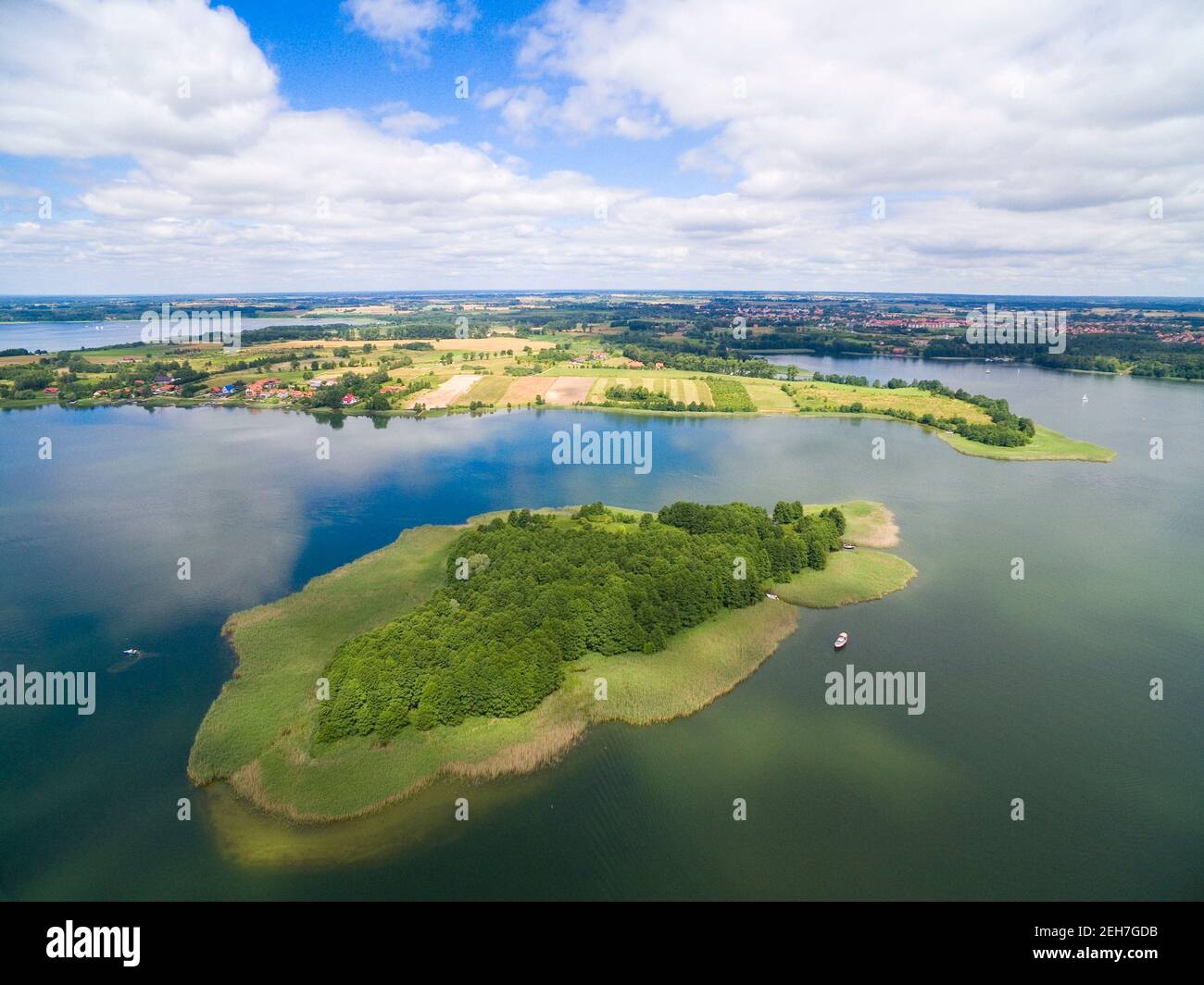 Luftaufnahme der schönen Insel am Swiecajty See in der Nähe von Kal ...