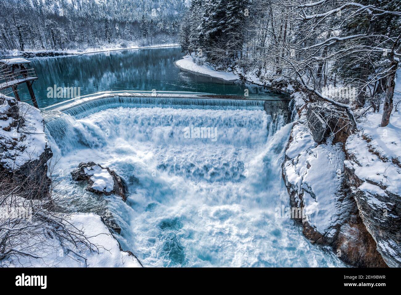 Fallender Baum Im Zugefrorenen Fluss Mit Schnee und Felsen Stockfotos ...