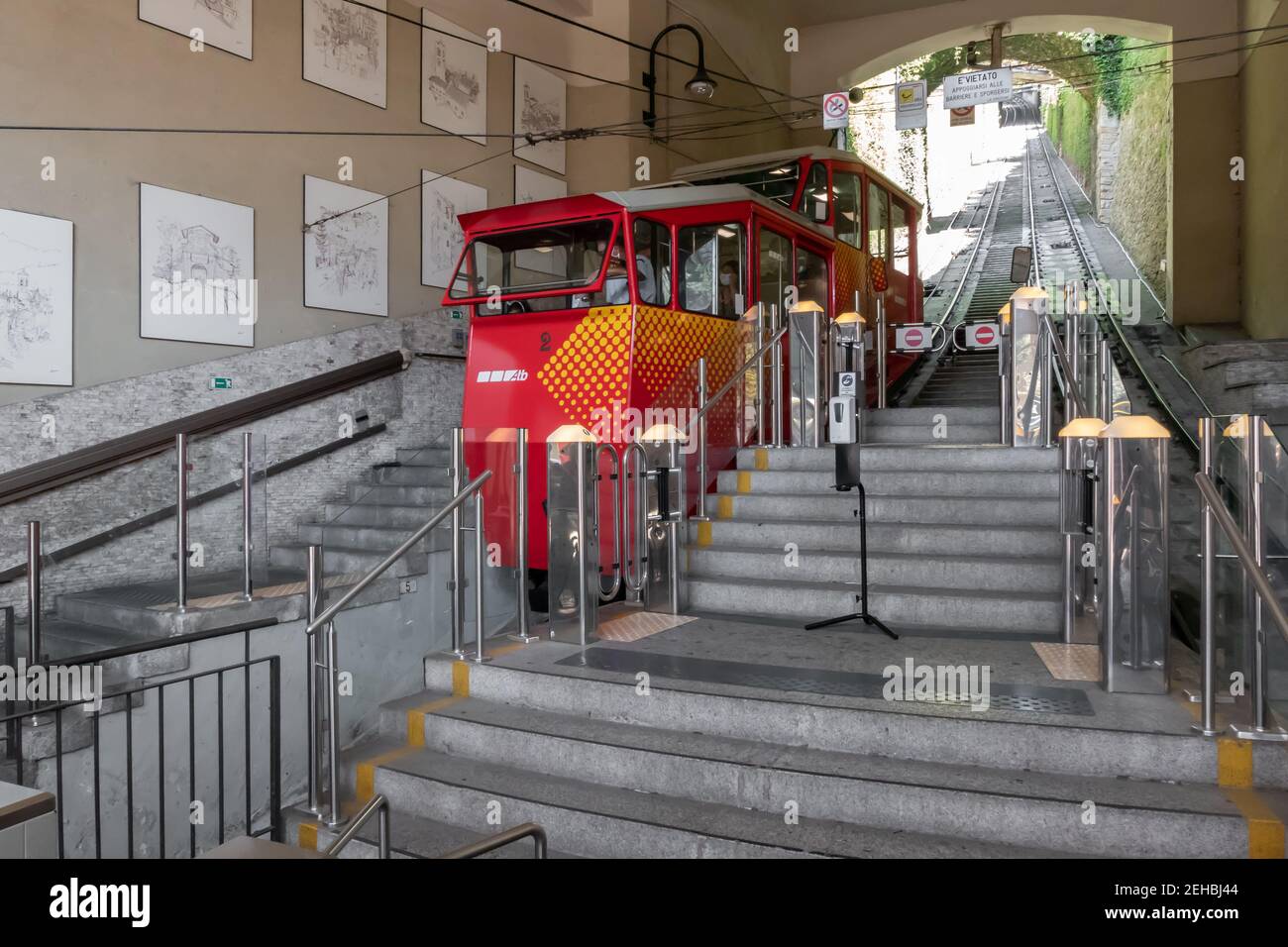 Seilbahn in Bergamo (Funicolare Citta Alta). Rote Standseilbahn ...