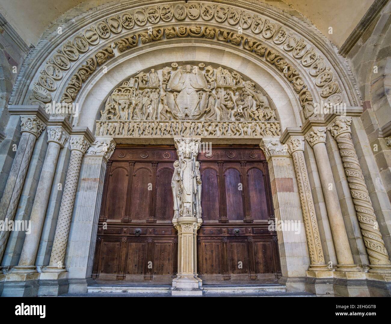 Letztes Gericht von Gislebertus im nördlichen Tympanon der Kathedrale ...