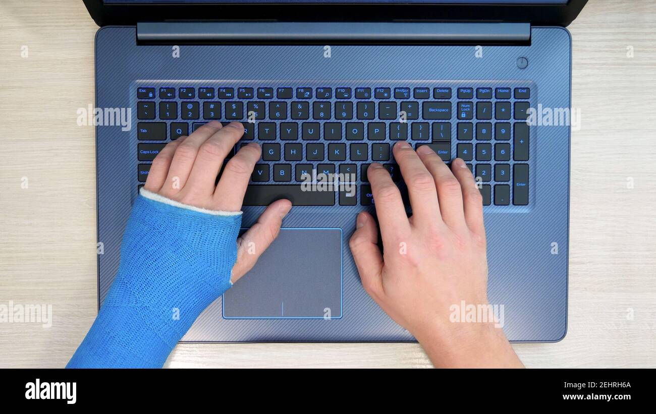 Typing laptop -Fotos und -Bildmaterial in hoher Auflösung – Alamy