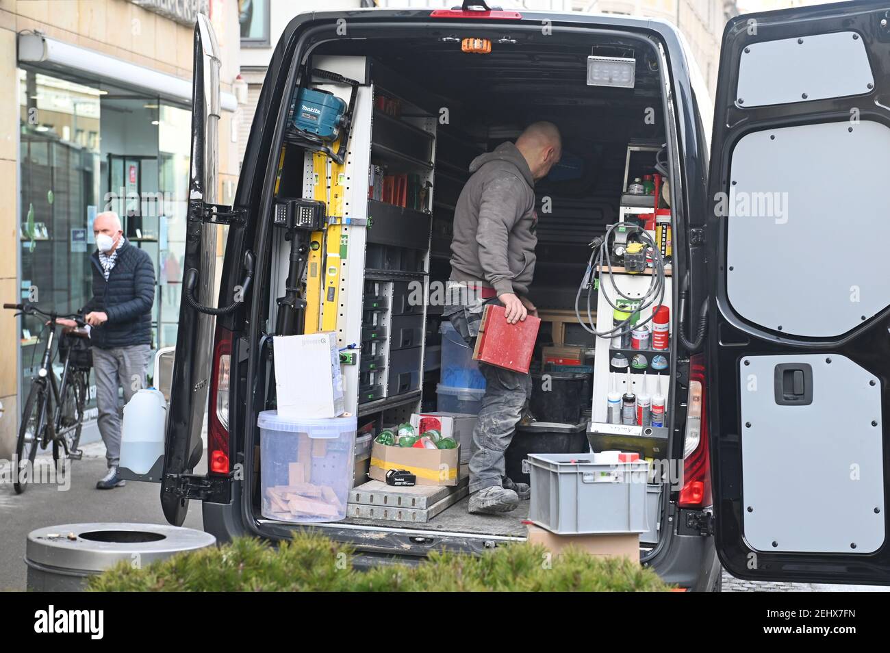 München, Deutschland. Februar 2021, 19th. Ein Handwerker steht im ...