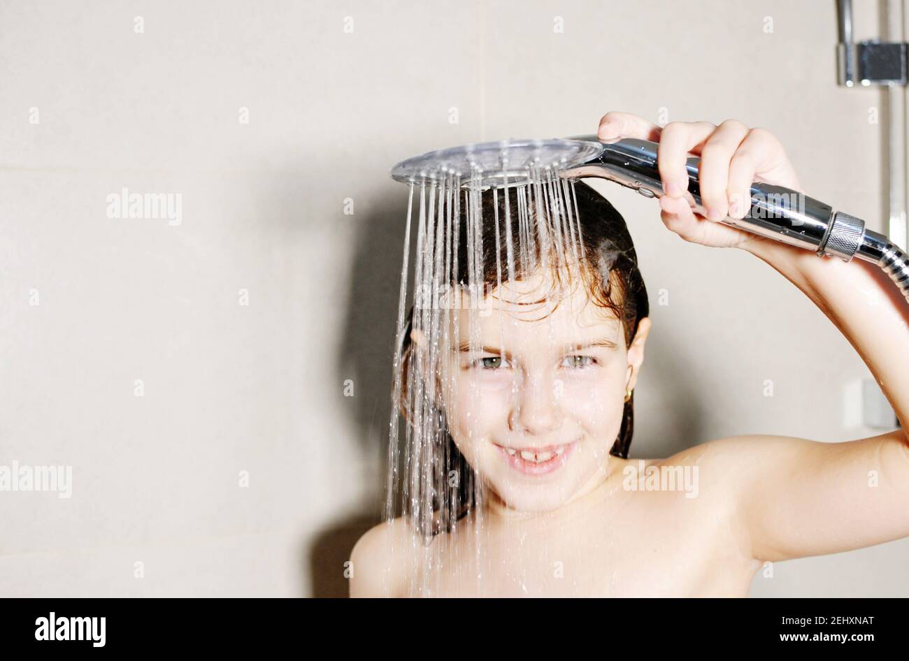 Mädchen in der dusche Stockfotos und -bilder Kaufen - Seite 2 - Alamy