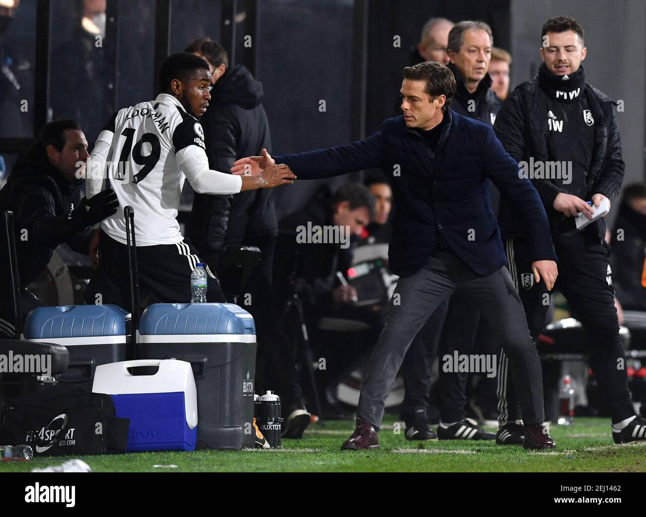 Fulham-Manager Scott Parker hilft Ademola Lookman (links) beim Premier ...