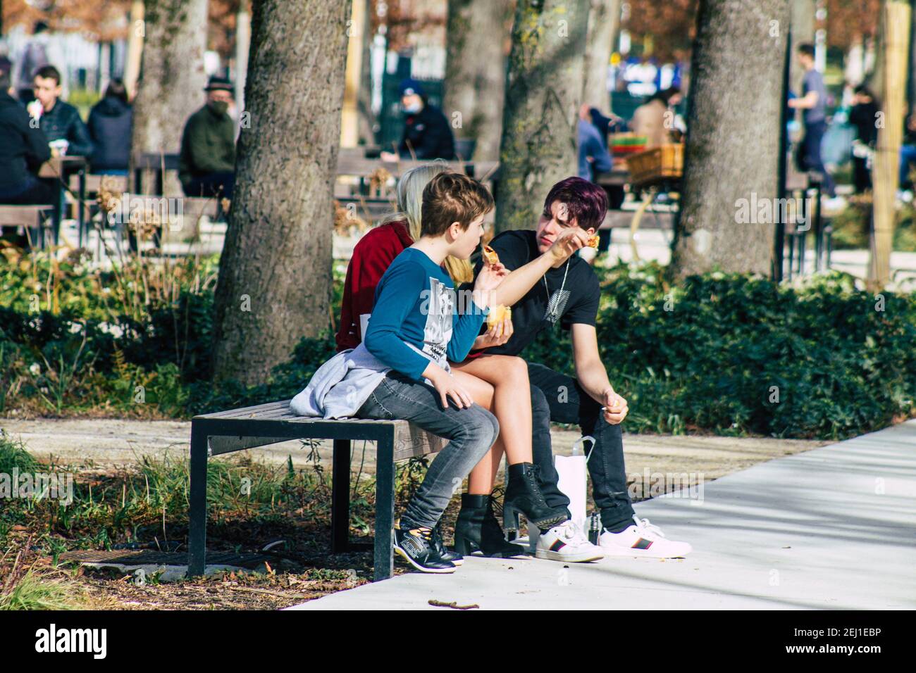 Reims Frankreich 20. Februar 2021 nicht identifizierte franzosen sitzen in den Straßen von Reims ...