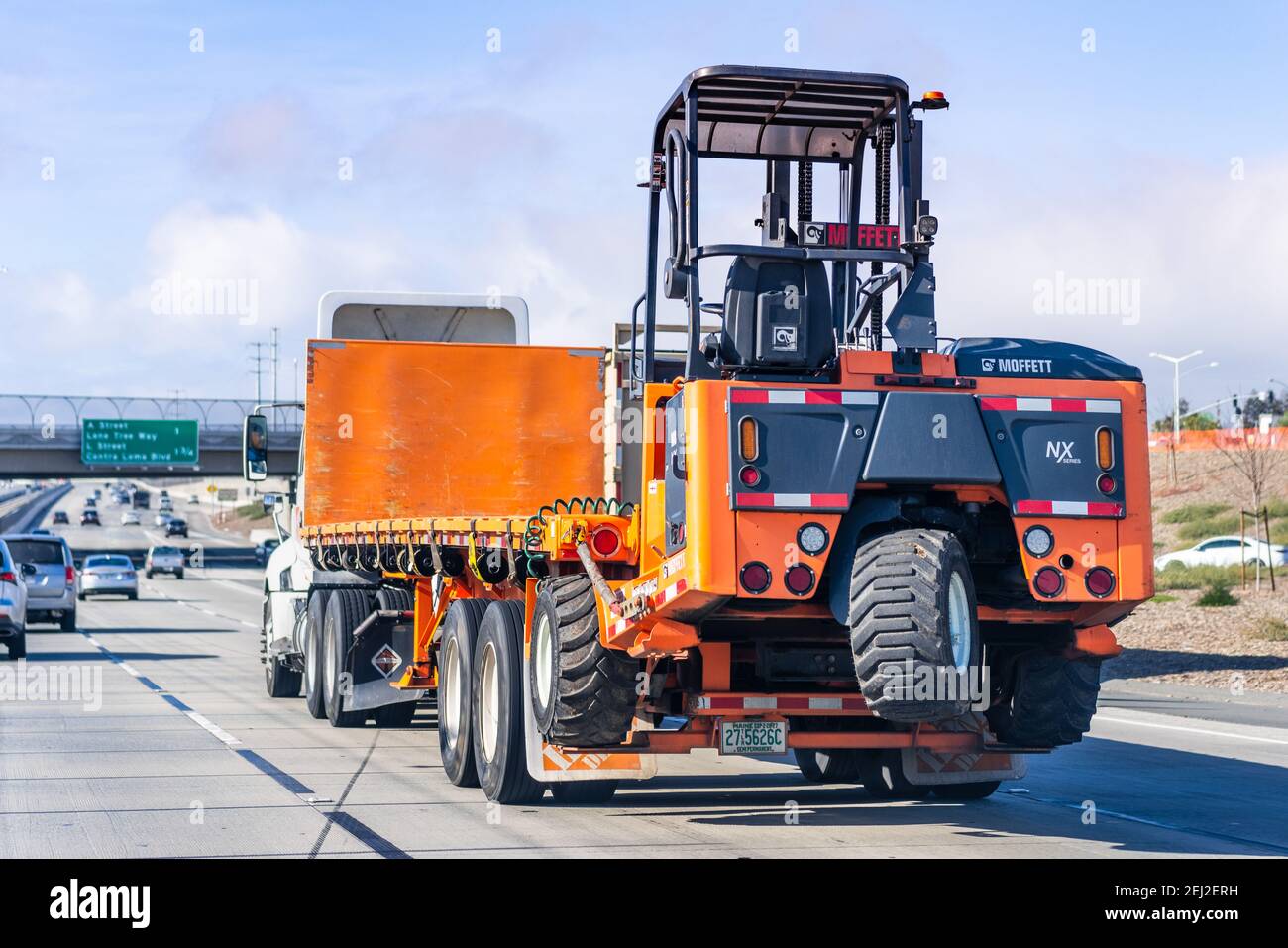 Lkw montierter gabelstapler -Fotos und -Bildmaterial in hoher Auflösung ...