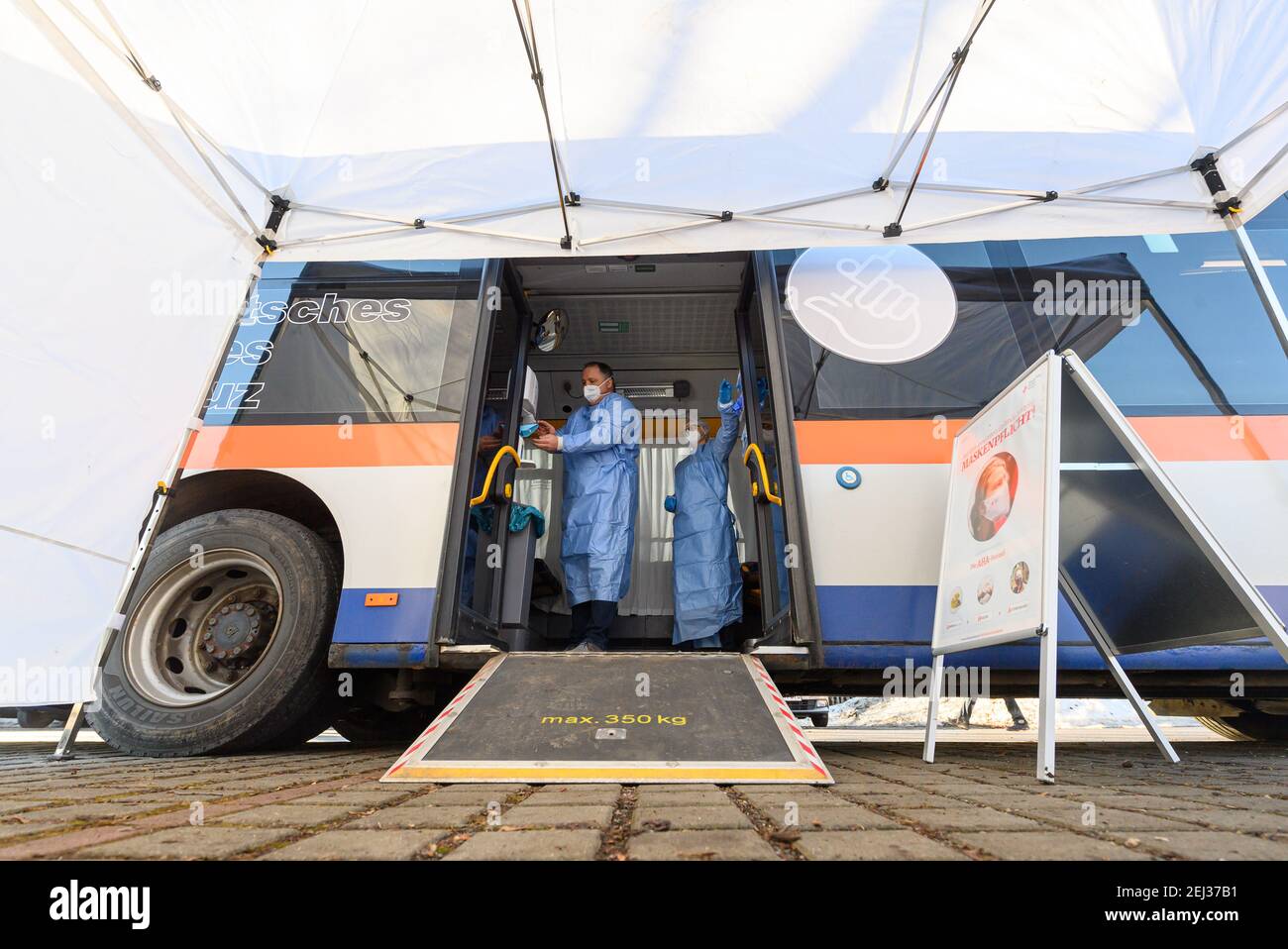 21. Februar 2021, Sachsen, Großhartmannsdorf: Ein Impfer und ein ...