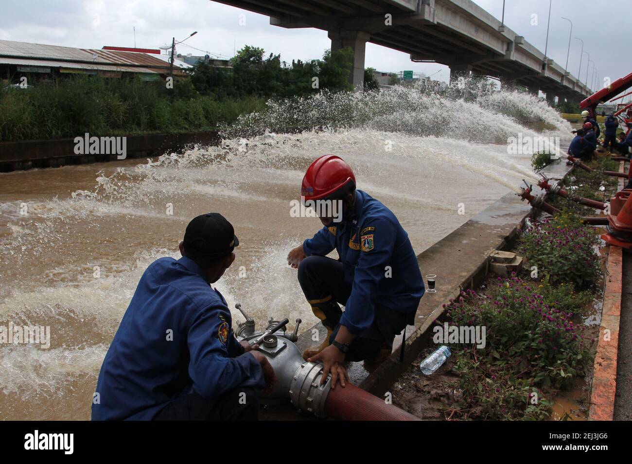 Jakarta, Jakarta, Indonesien. Februar 2021, 21st. Feuerwehrleute siphon ...