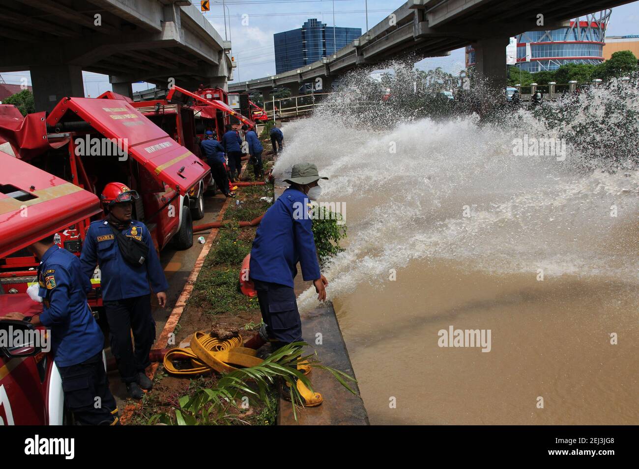 Jakarta, Jakarta, Indonesien. Februar 2021, 21st. Feuerwehrleute siphon ...