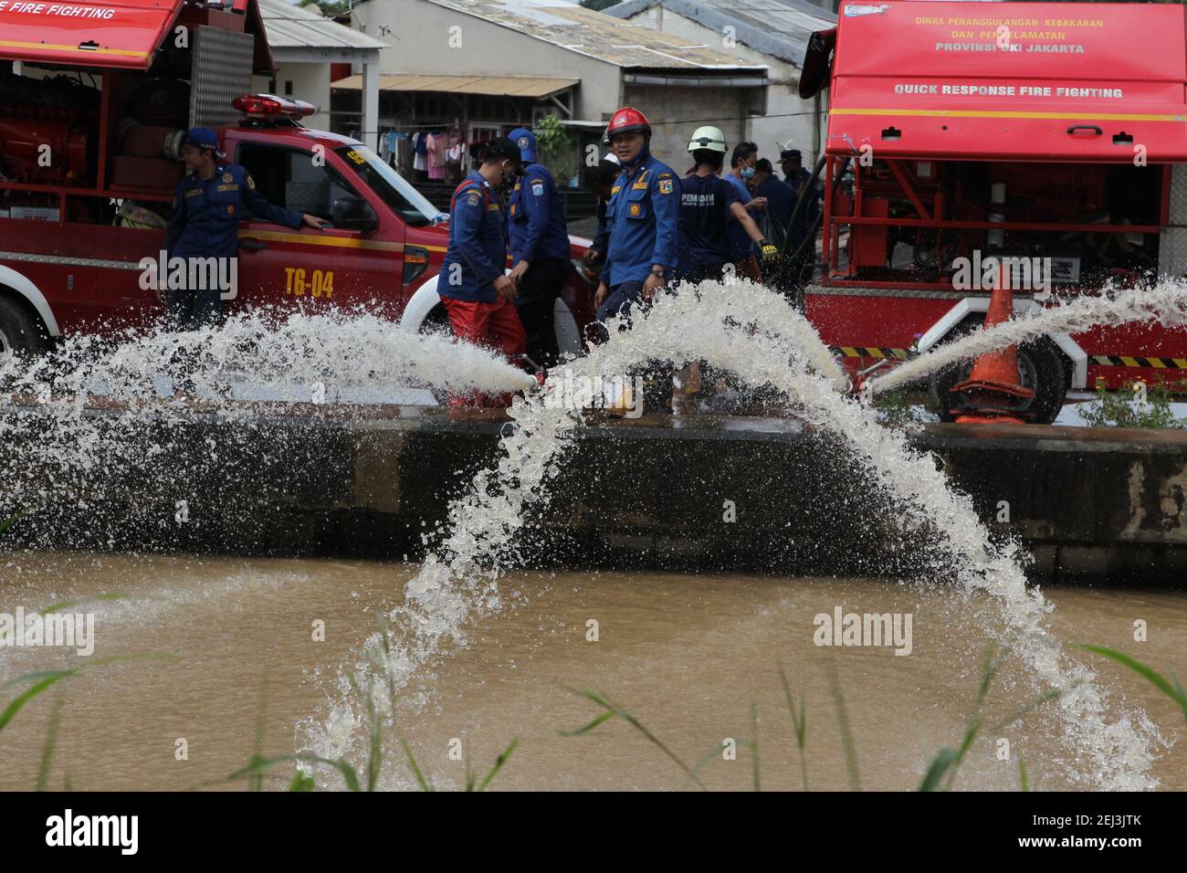 Jakarta, Jakarta, Indonesien. Februar 2021, 21st. Feuerwehrleute siphon ...