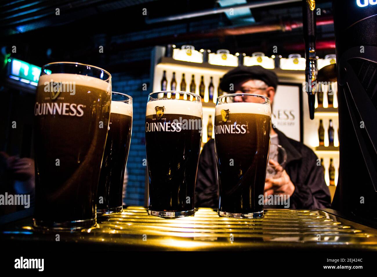 Guinness bar pump -Fotos und -Bildmaterial in hoher Auflösung – Alamy