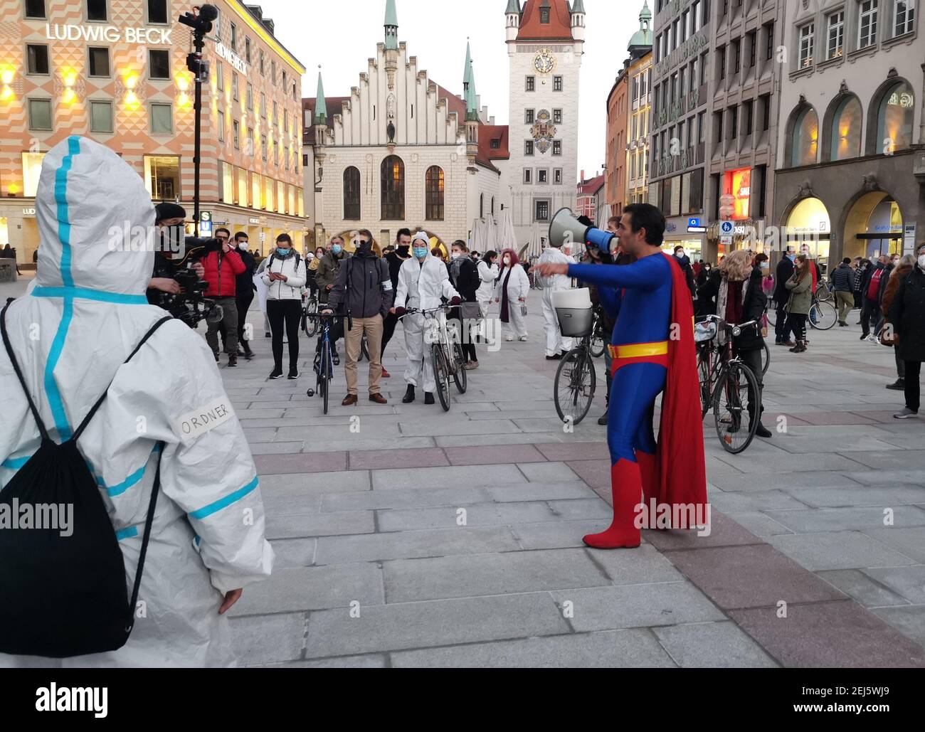 Superman. 140 Menschen sammeln sich am 21.2.2021 in München, um gegen ...