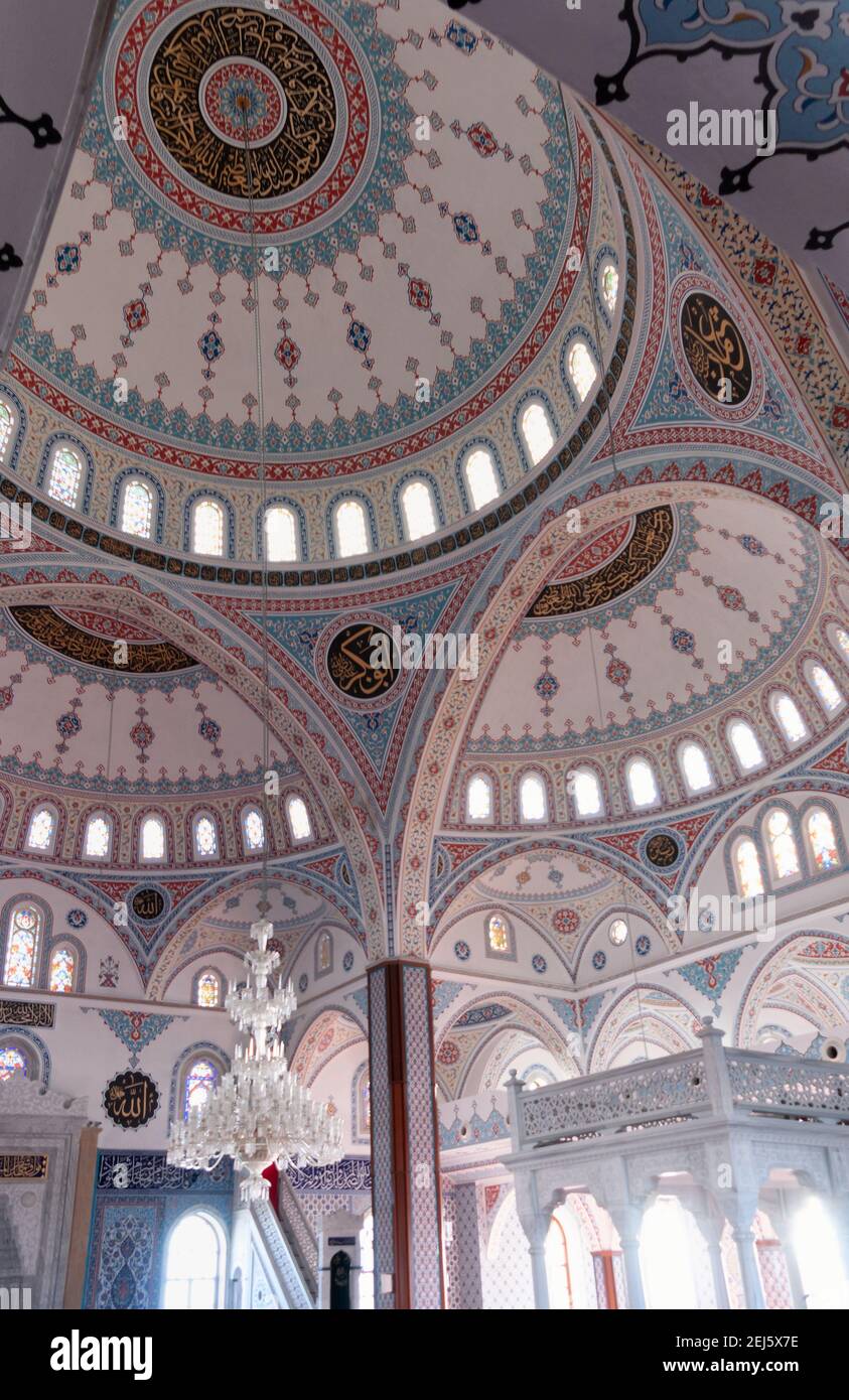 Der Gebetsraum Der Moschee In Manavgat Mit Mehreren Kuppeln Und Der ...