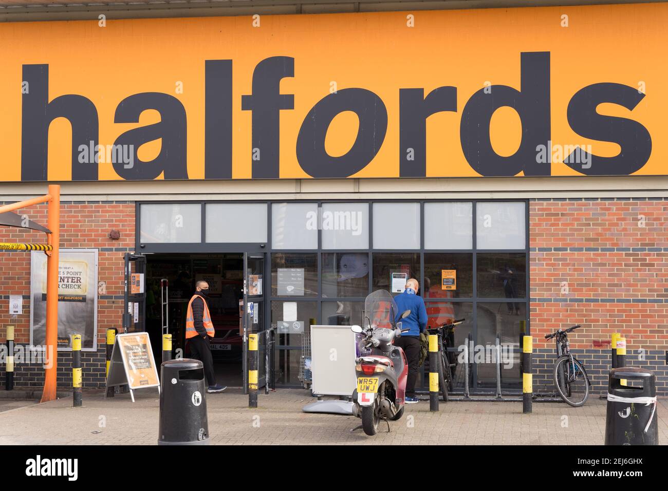 Halfords bicycles -Fotos und -Bildmaterial in hoher Auflösung – Alamy