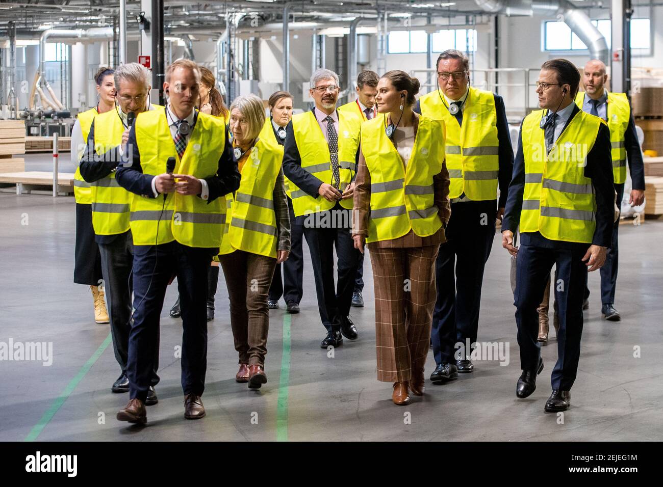 Kronprinzessin Victoria und Prinz Daniel fertigen einen Laminatboden ...