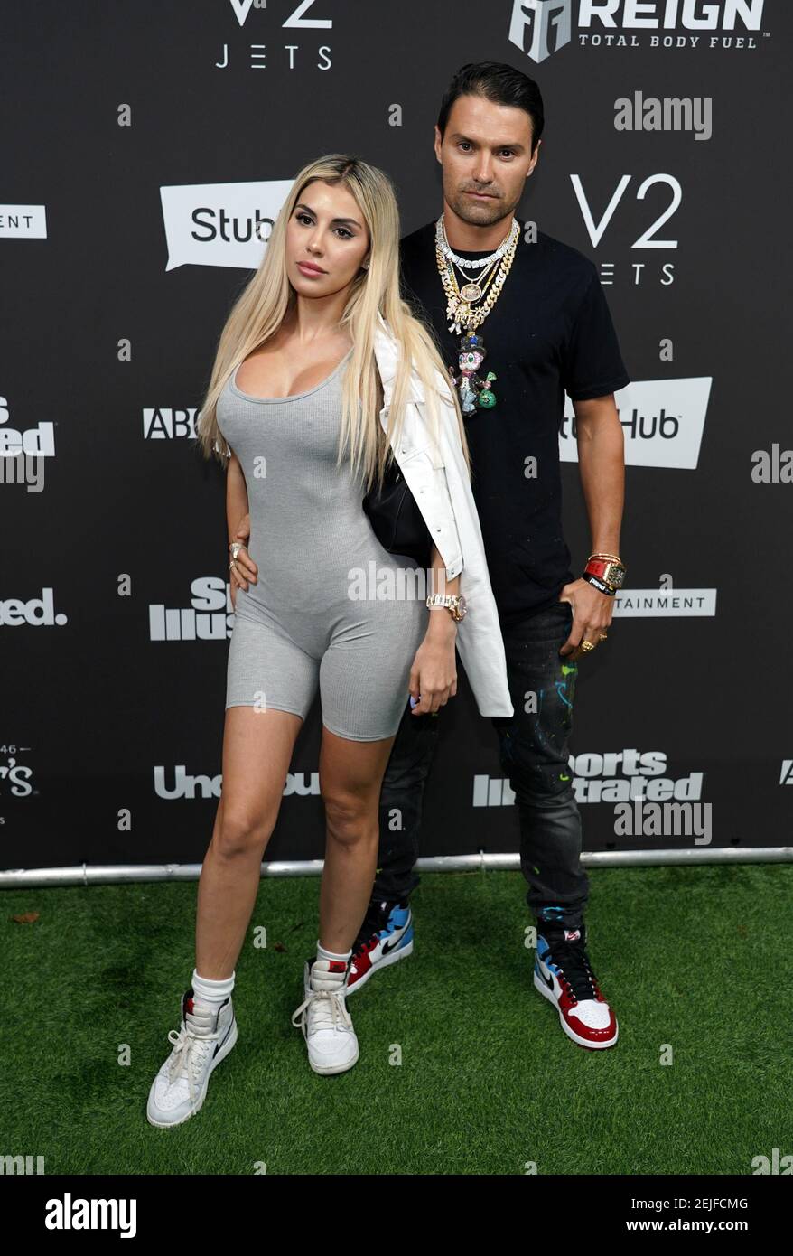 MIAMI BEACH, FLORIDA - FEBRUAR 01: Alexa Dellanos und Alec Monopoly ...