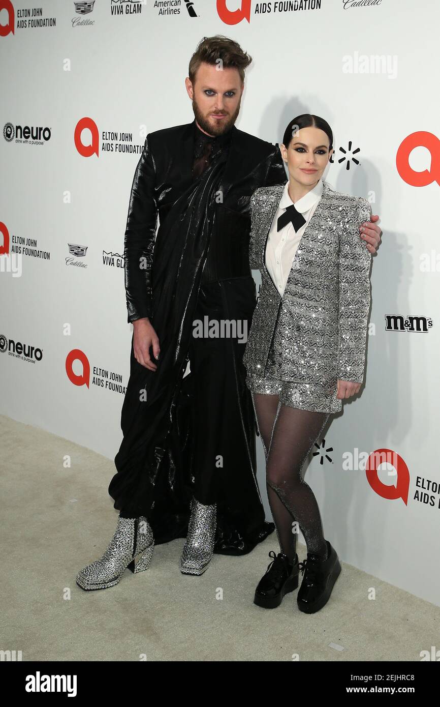 Bobby Berk, Emily Hampshire Besuchen Sie die 28th Annual Elton John ...