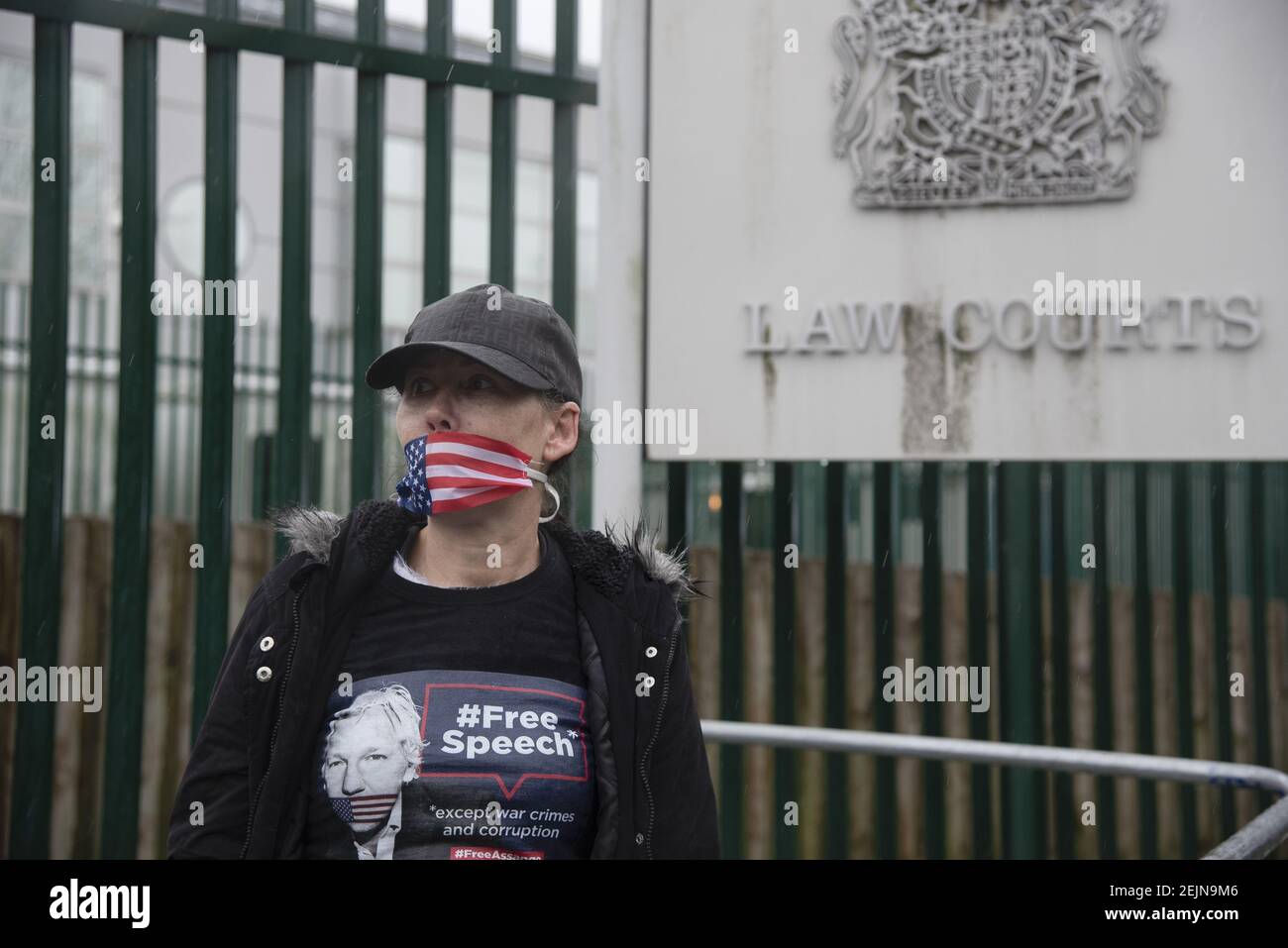 Ein Unterstützer von Julian Assange vor dem Amtsgericht von Belmarsh in ...