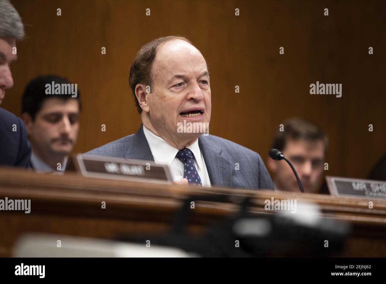 Senator Richard Shelby (Republikaner von Alabama) hört zu, wie Alex ...