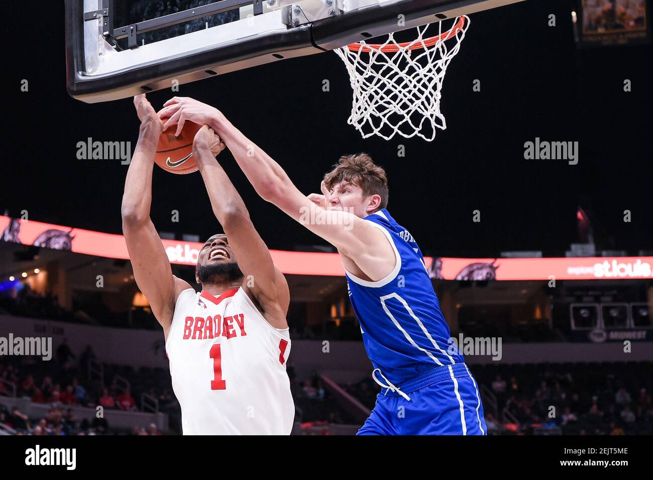 Mar 07, 2020: Drake Bulldogs vorwärts Liam Robbins (21) wird für ein ...