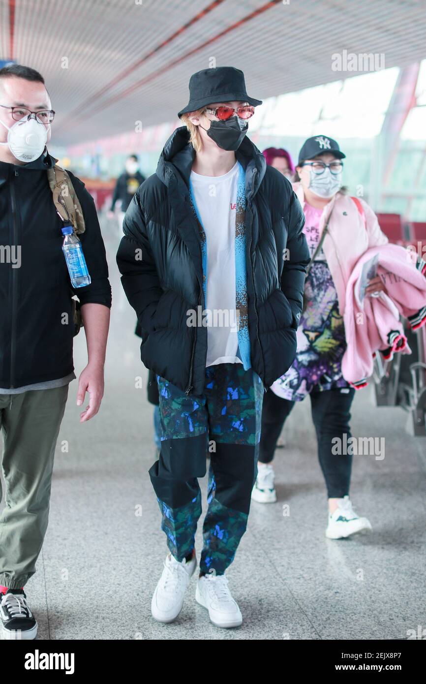 Der chinesische Sänger, Tänzer und Rapper Huang Minghao kommt vor dem Abflug in Peking, China ...