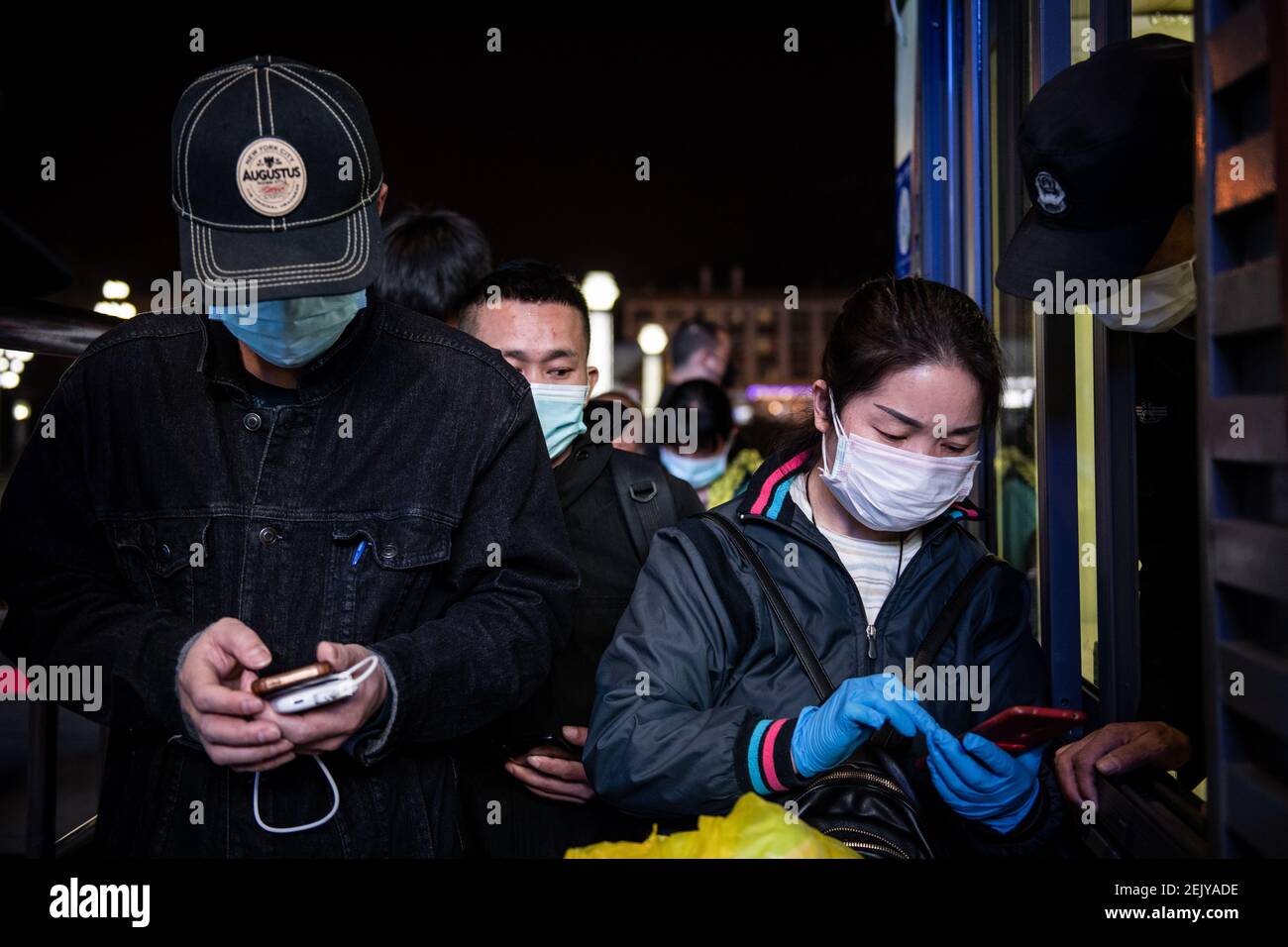 Passagiere tragen Gesicht maks am Bahnhof Wuchang. Am 8th. April 2020 ...