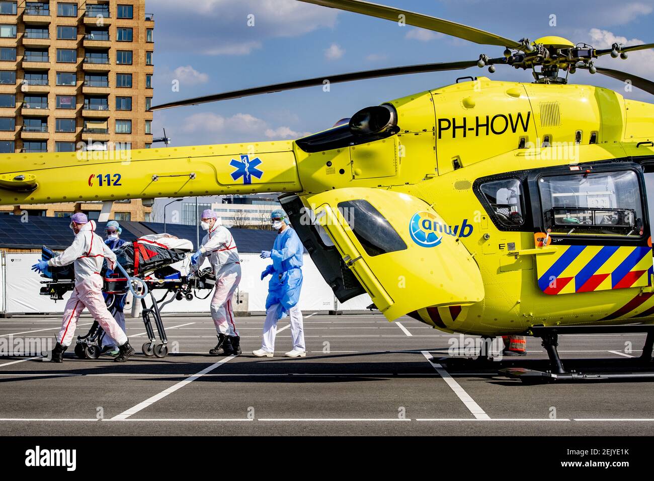 Eine Begleitperson begleitet einen COVID-19-Coronavirus-Patienten an Bord des ...