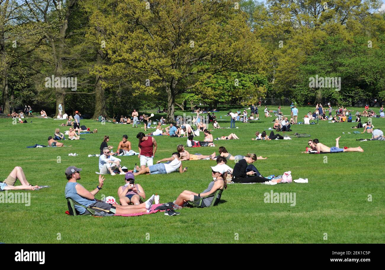 Mehrere tausend Menschen genießen den Tag in der Sheep Meadow im ...