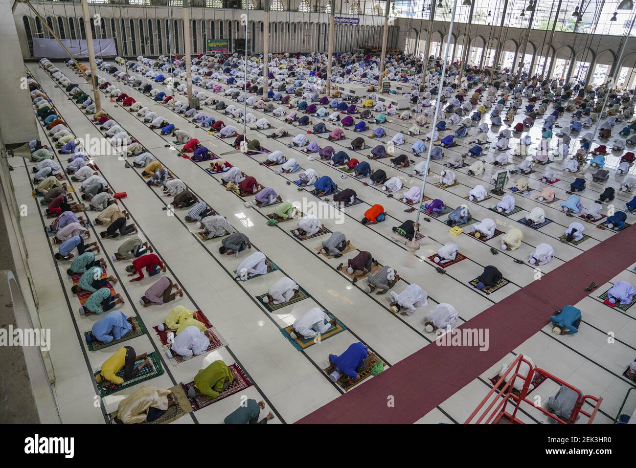 Muslime führen Eid ul-Fitr Gebete an der Baitul Mokarram National ...