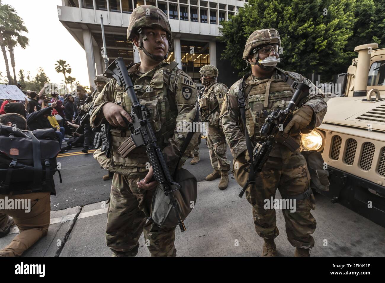 Die kalifornische Nationalgarde wird um das Rathaus von Los Angeles ...