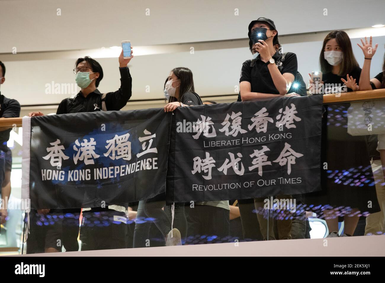 Anhänger der Pro Democracy halten Hongkonger Unabhängigkeitszeichen und ...