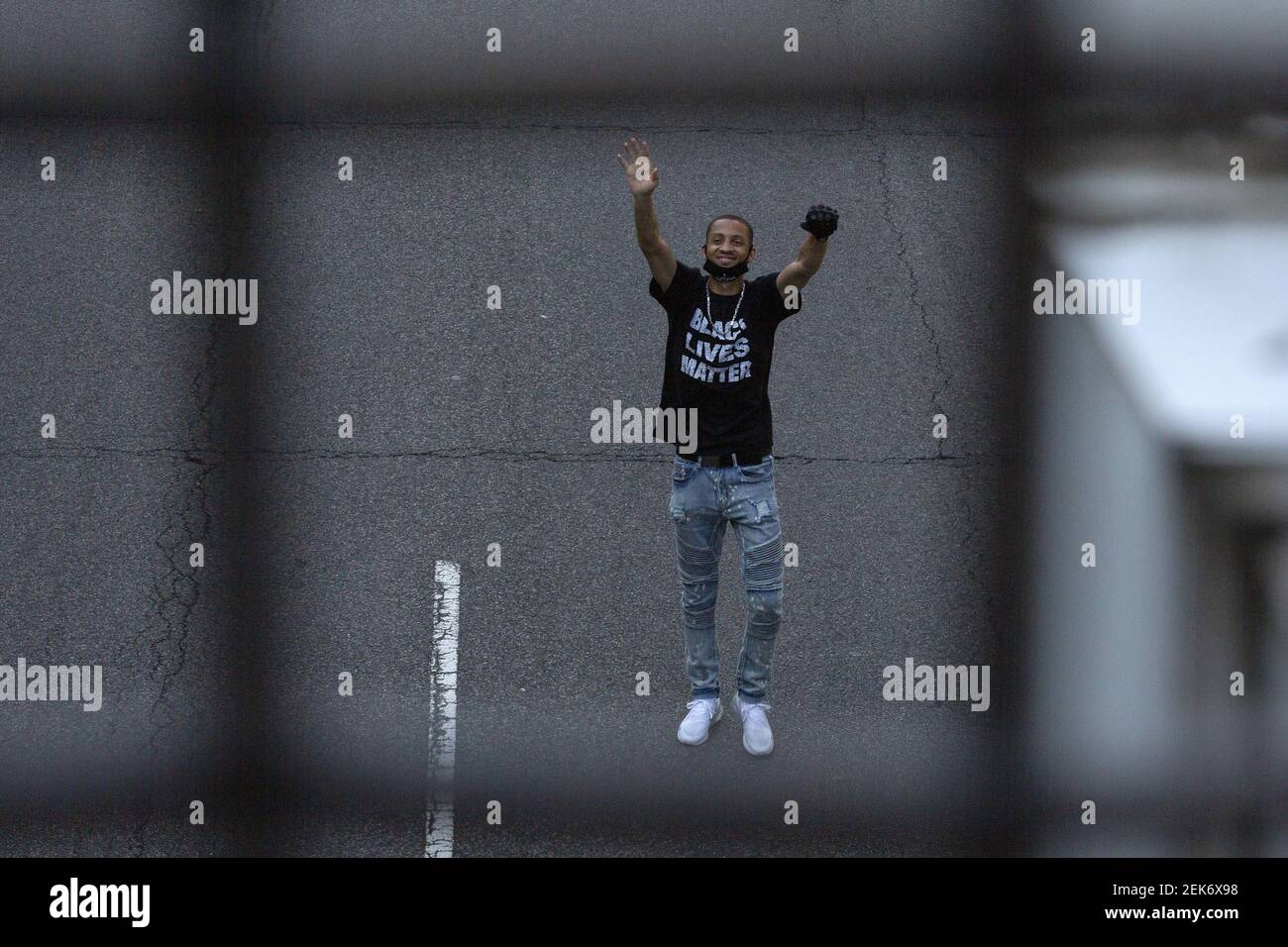 Ein Demonstrator hält seine Hände hoch, als er am Dienstag, den 23 ...