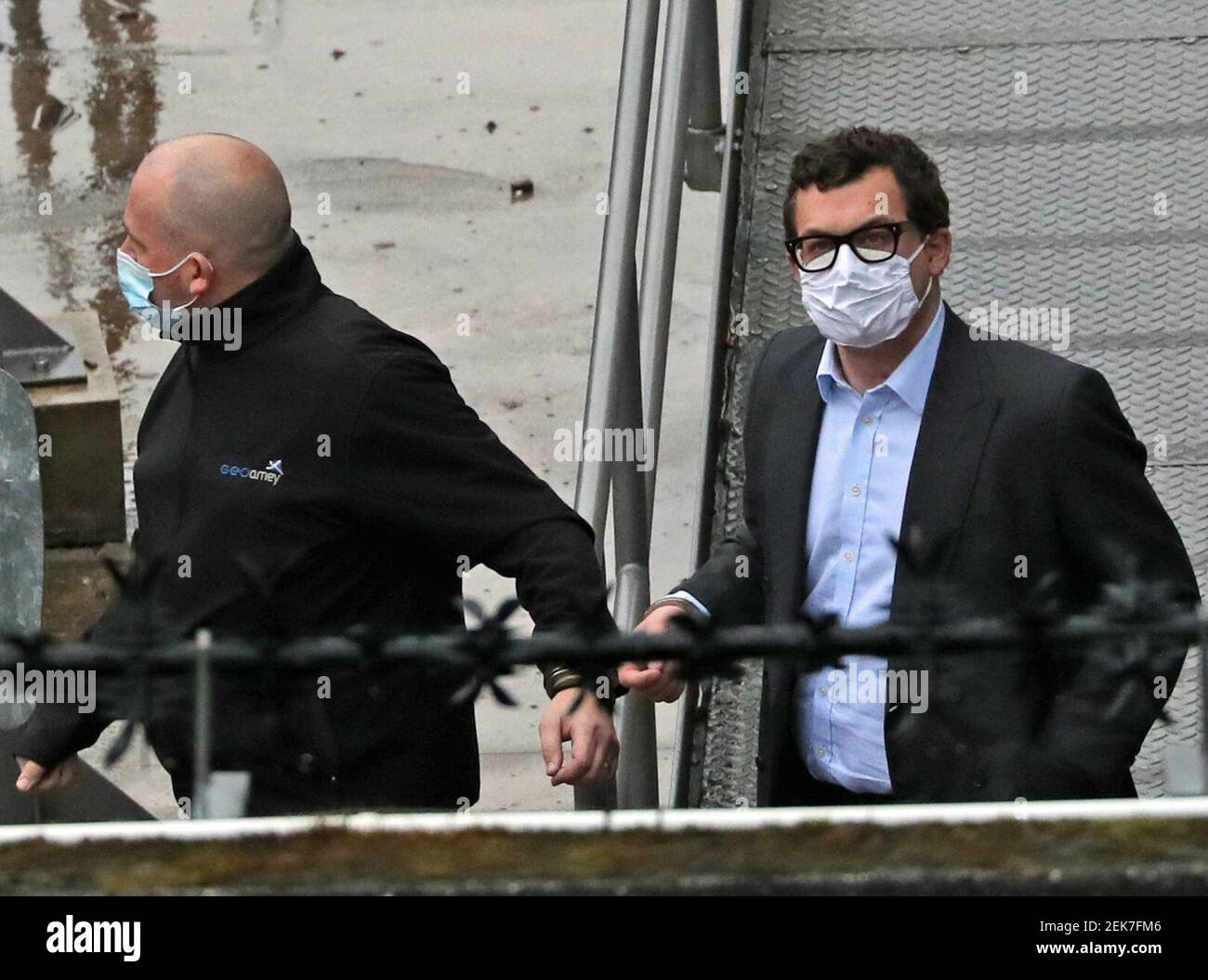 Frau in handschellen vor gericht -Fotos und -Bildmaterial in hoher ...