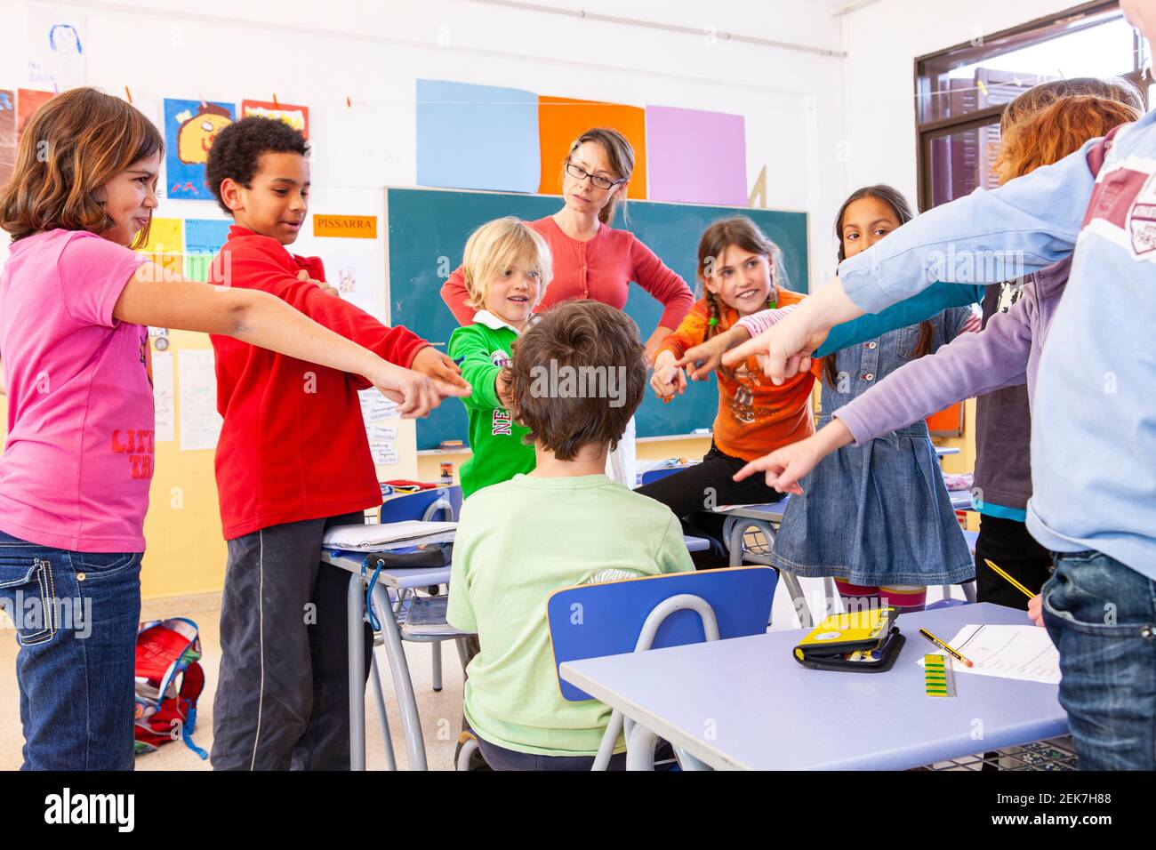 Mobbing girls -Fotos und -Bildmaterial in hoher Auflösung – Alamy