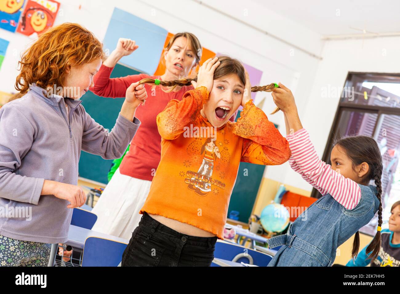 Girls bullying a boy -Fotos und -Bildmaterial in hoher Auflösung – Alamy