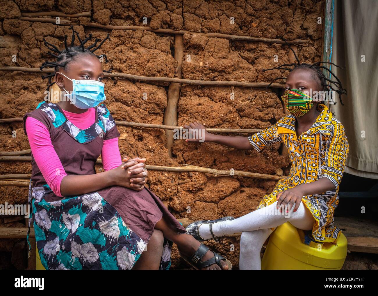 Martha Apisa und Stacy Ayuma verwenden ihre Haarflechten, um ...