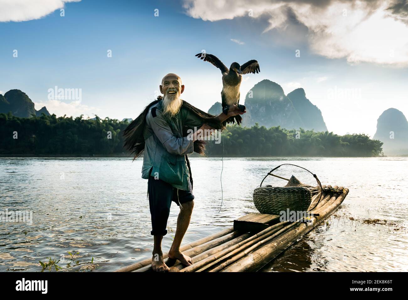 Auf diesem undatierten Foto, ein alter Fischer und seine Kormoran ...