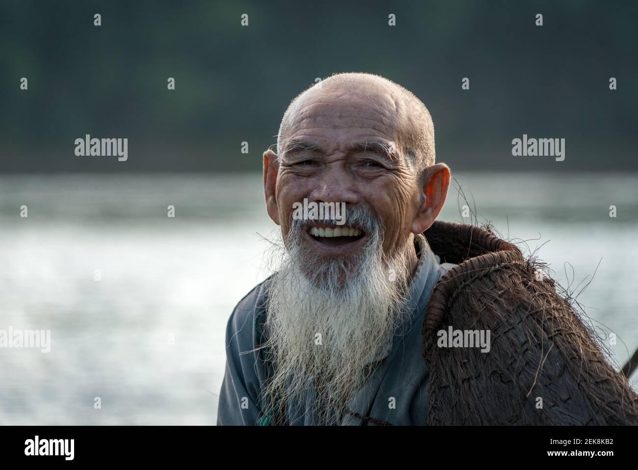 Auf diesem undatierten Foto, ein alter Fischer und seine Kormoran ...