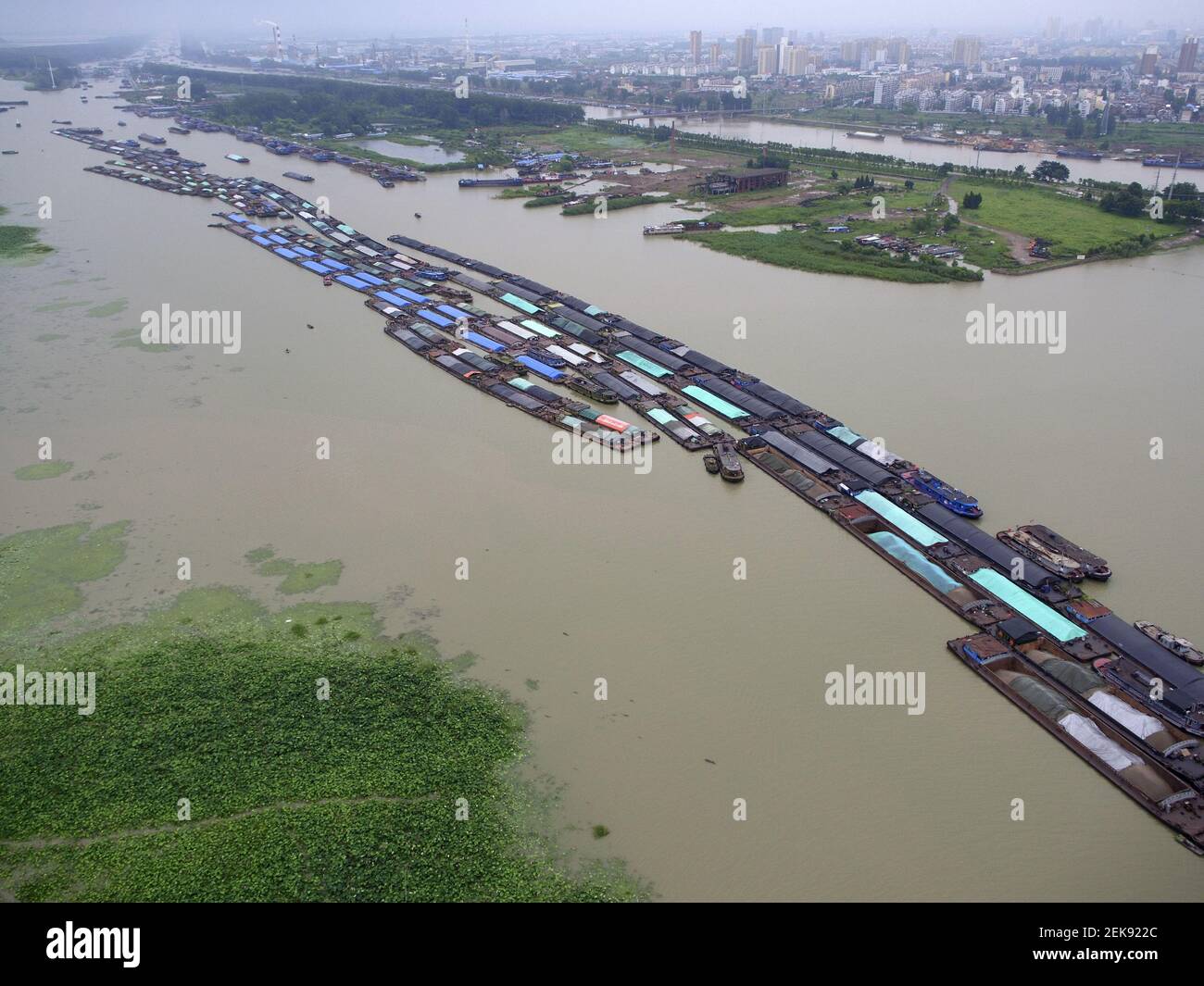 Eine Luftaufnahme von Schiffen, die auf dem Hongze-See beherbergen und ...
