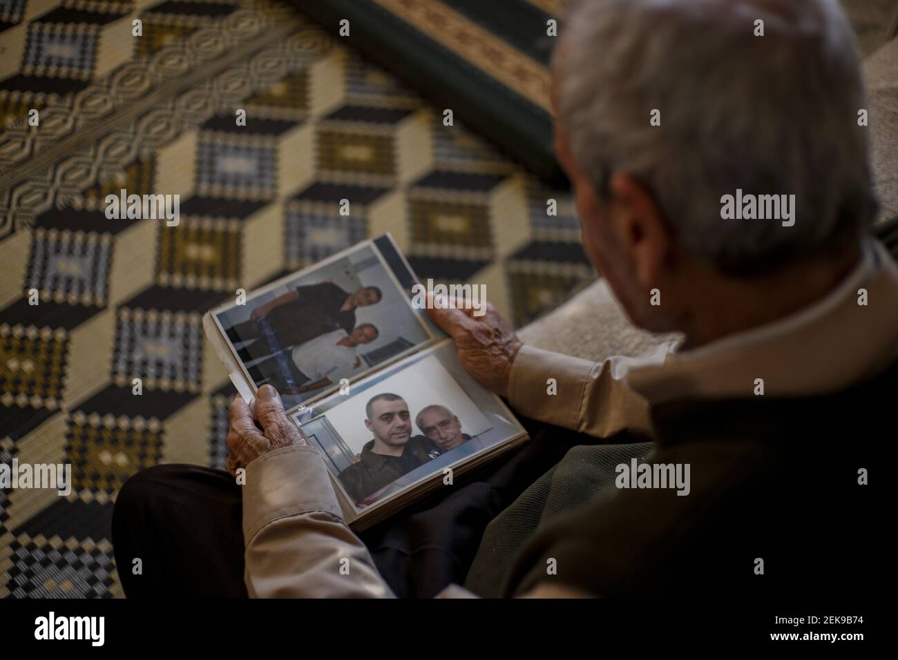 Samih Qadan, 77, hält ein Foto seines Sohnes Abdel Raouf, der seit 2004 ...