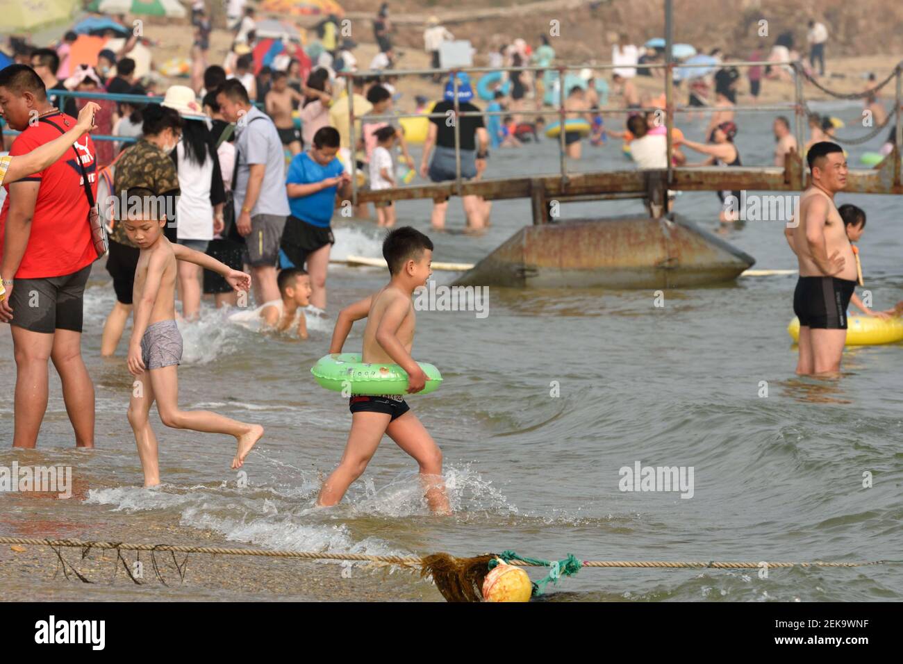 überfüllter strand china -Fotos und -Bildmaterial in hoher Auflösung ...