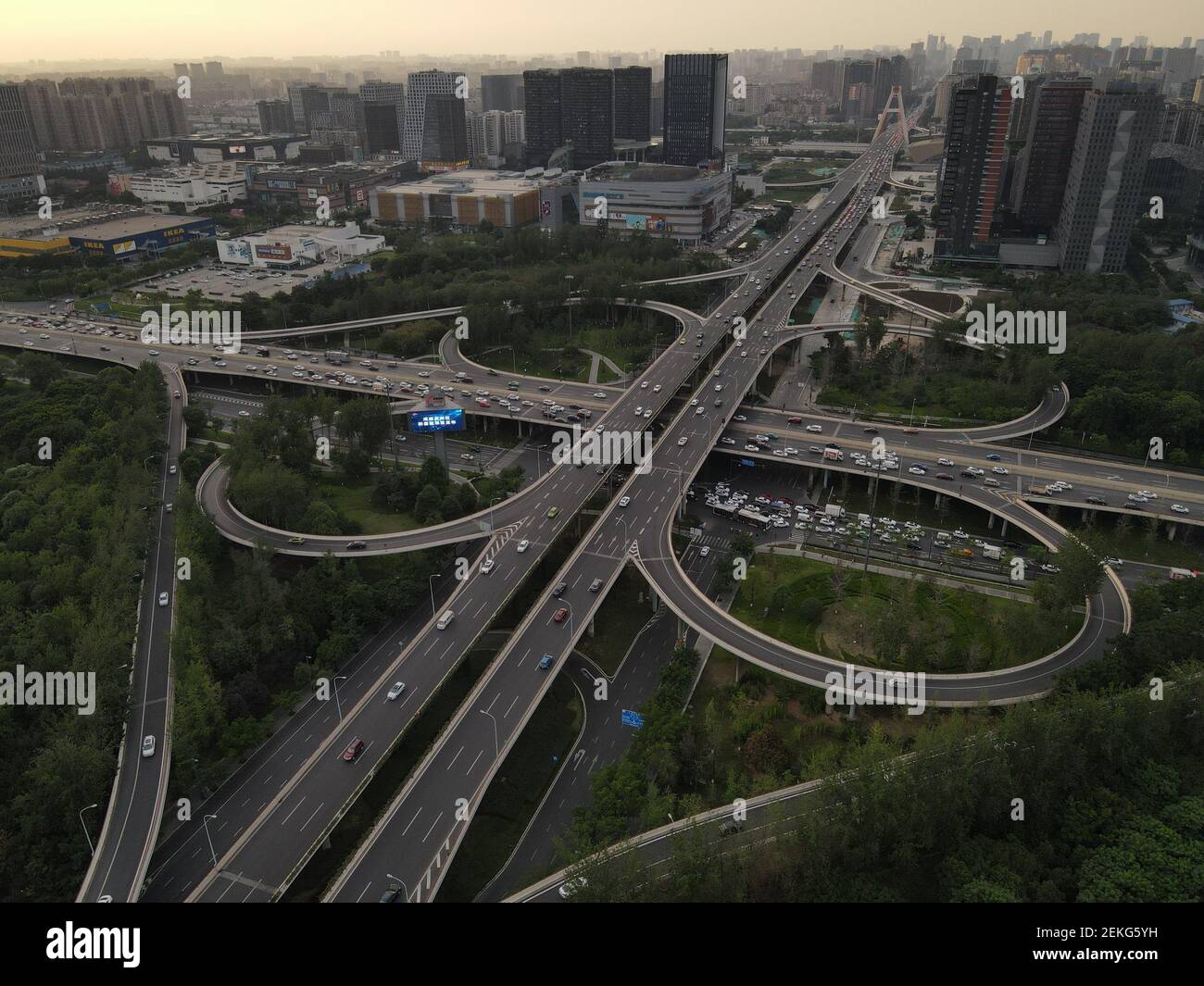 Eine Luftaufnahme der Fahrzeuge bewegt sich fließend auf den ...